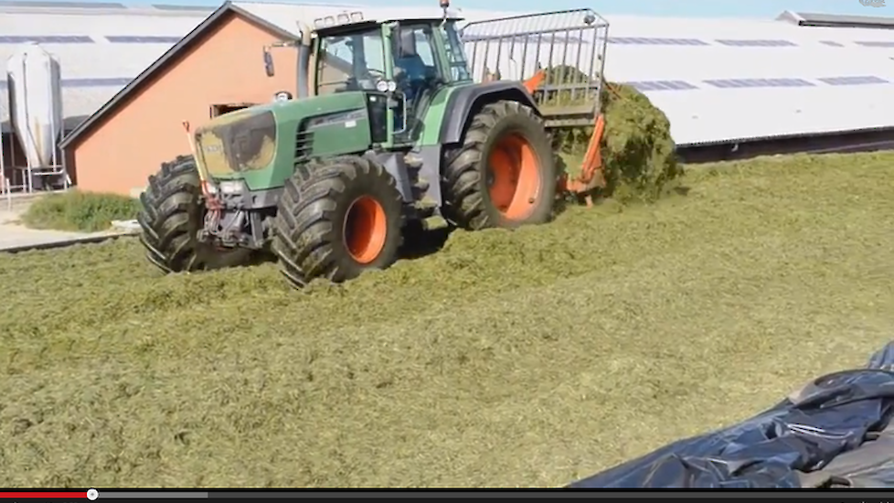 Video: Kuil aanrijden met zelf ontworpen kuilvork | Melkvee.nl - Nieuws ...
