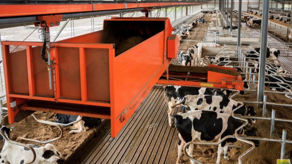 Instrooirobot voor stro en biobedding | Melkvee.nl - Nieuws en kennis ...